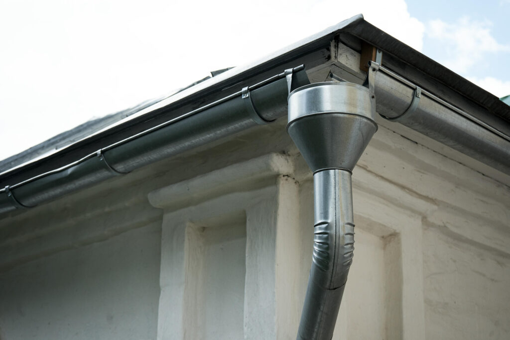 Aluminum Gutters Guide (Benefits, Installation & More)